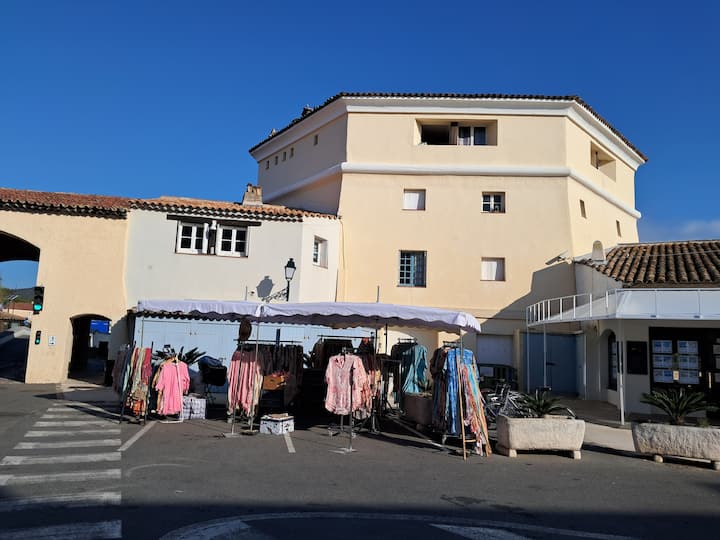 Studio Dans Une Tour à Port Grimaud - Plage de Pampelonne