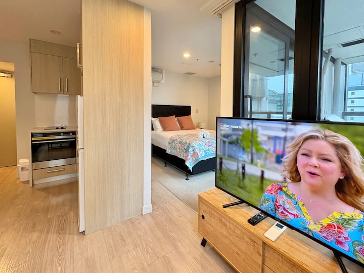 Modern City Stay W/ Balcony, A/c & Pool Gym Access - Auckland