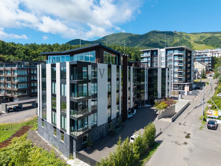 The Vale Niseko: Ski-in Ski-out Penthouse & Onsen - Niseko