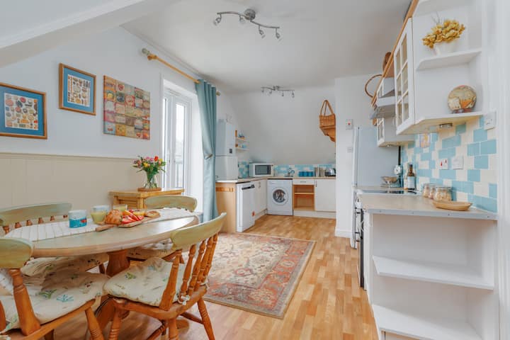 Beaches Close By, Access To Town & With Parking - Bournemouth