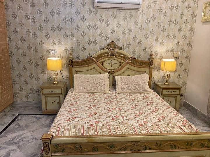 Spacious 2 Bed Rooms With Lounge - Lahore
