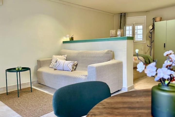 Cozy Studio Apartment, A Minute Walk From The Sea - Cunit