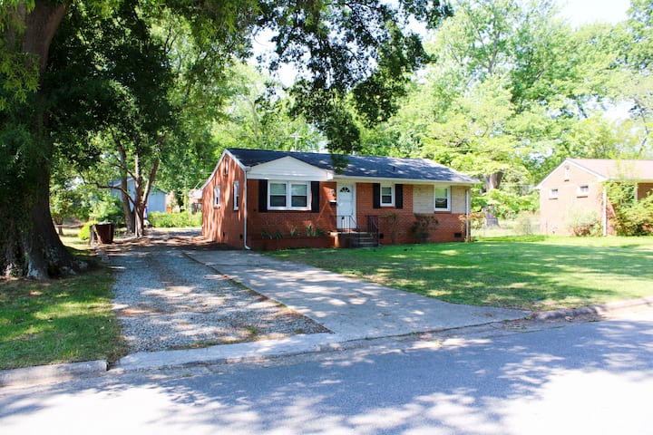 Retro Cozy Walkable Duplex Unit - グリーンズボロ, NC