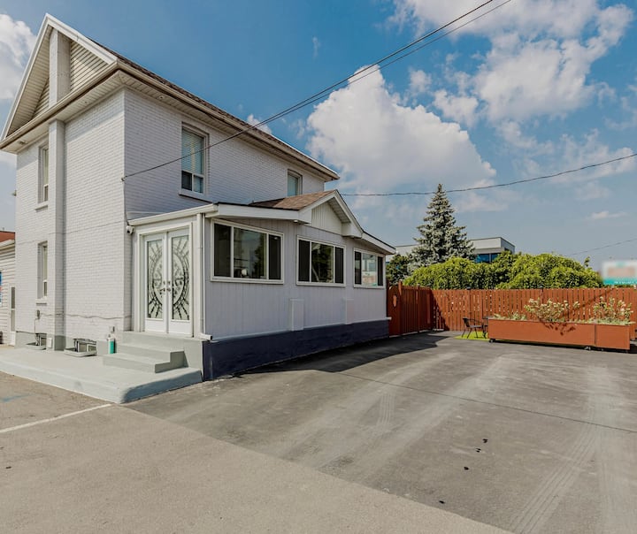 3 Bedroom 3 Bathroom Suite - Brampton