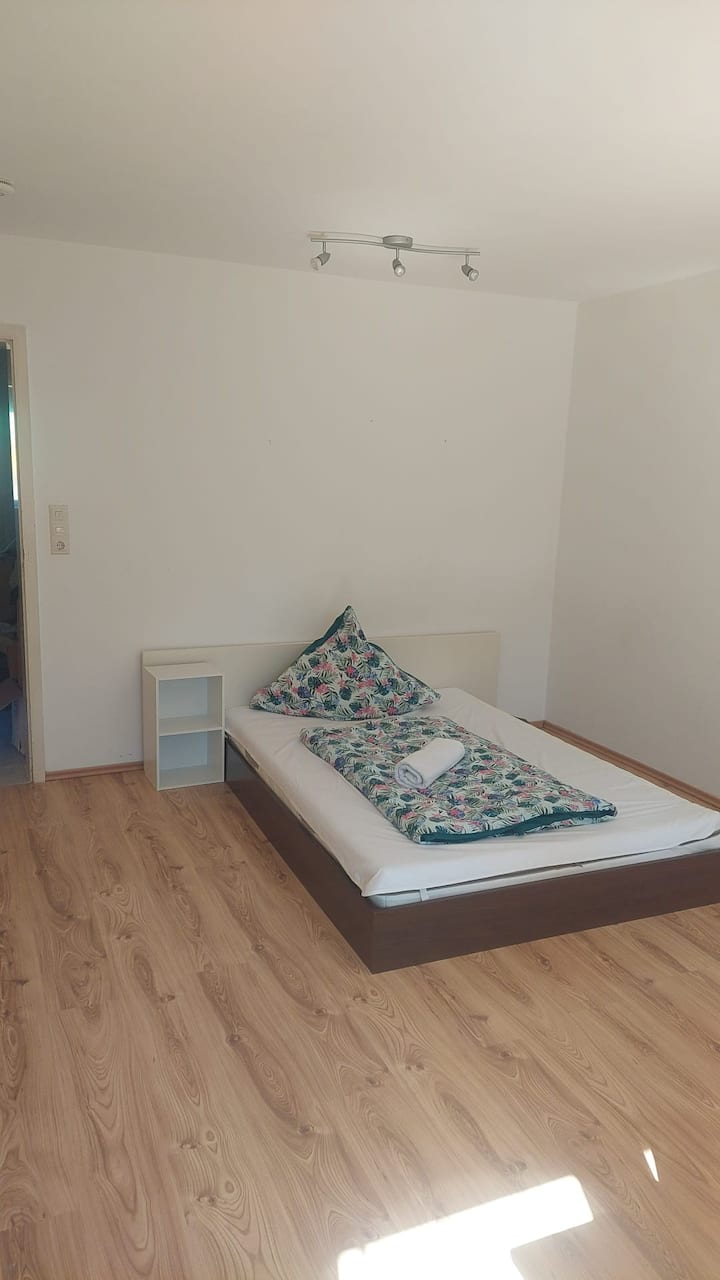 Großes Zimmer Mit Balkon - Stuttgart