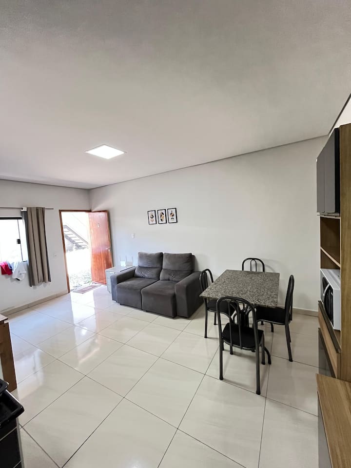 Apartamento 01 / 01 Suíte 01 Sala/coz, 01 Garagem - Maringá