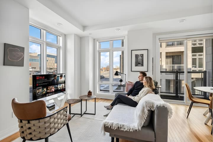 Yorkdale Gem | 2br + Rooftop Terrace | Parking - Toronto, ON