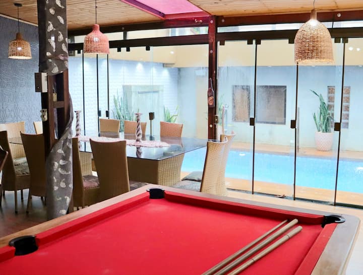 Spacious Family Home With Pool And Games Room - 
