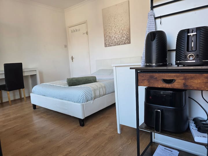 Private Central Studio | Walk To Everything - Wokingham