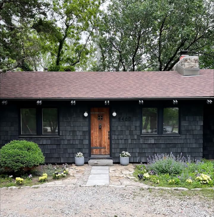 Riverfront Mid Century-cabin Retreat - Wichita, KS