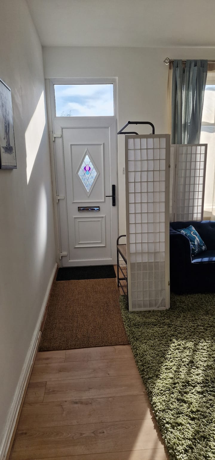 Stylish Serene 2-bed Maisonette - Oldham