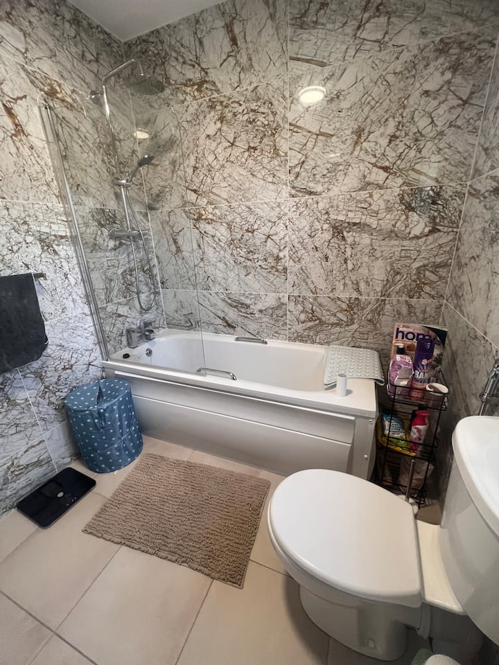 Double Bedroom With Parking - Cobh