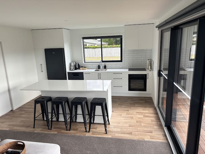 Brand New, Central, With Mountain Views - Te Anau