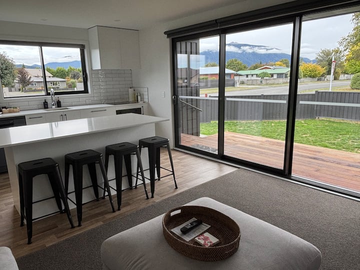 Great Location, Modern Townhouse - Te Anau