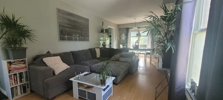 Cheerful Home, Whole House (Sleeps Up To 12) - Ajax