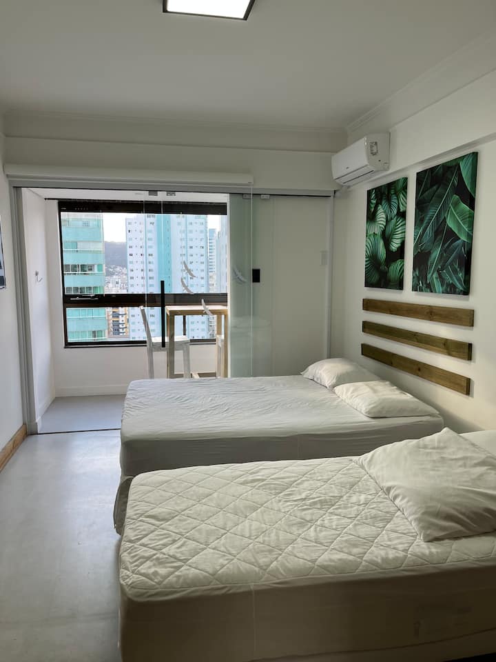 Flat, C/sacada, Aconchegante, à 150 Mts Da Praia. - Balneário Camboriú