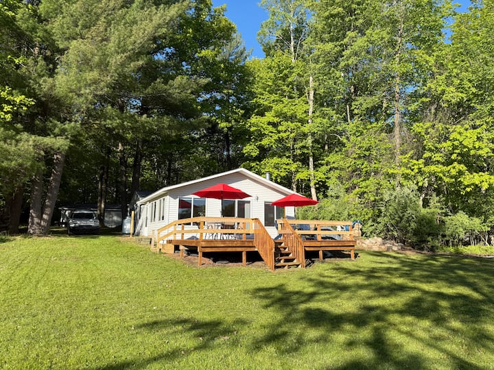Amanda’s Cottage; Peaceful Lakefront Home - Hesperia, MI