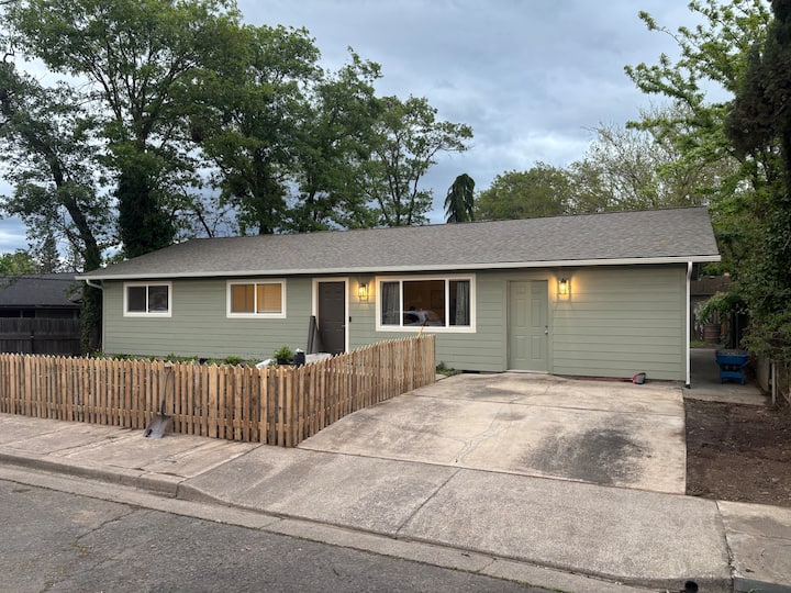 Coleman Creek Cottage - Ashland, OR