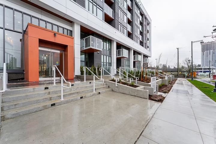 5-star Spacious 1br Condo Surrey Central Skytrain - New Westminster