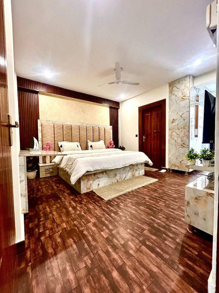 Stylish Luxe Apartment Minutes Away From Cyber Hub - Gurugram