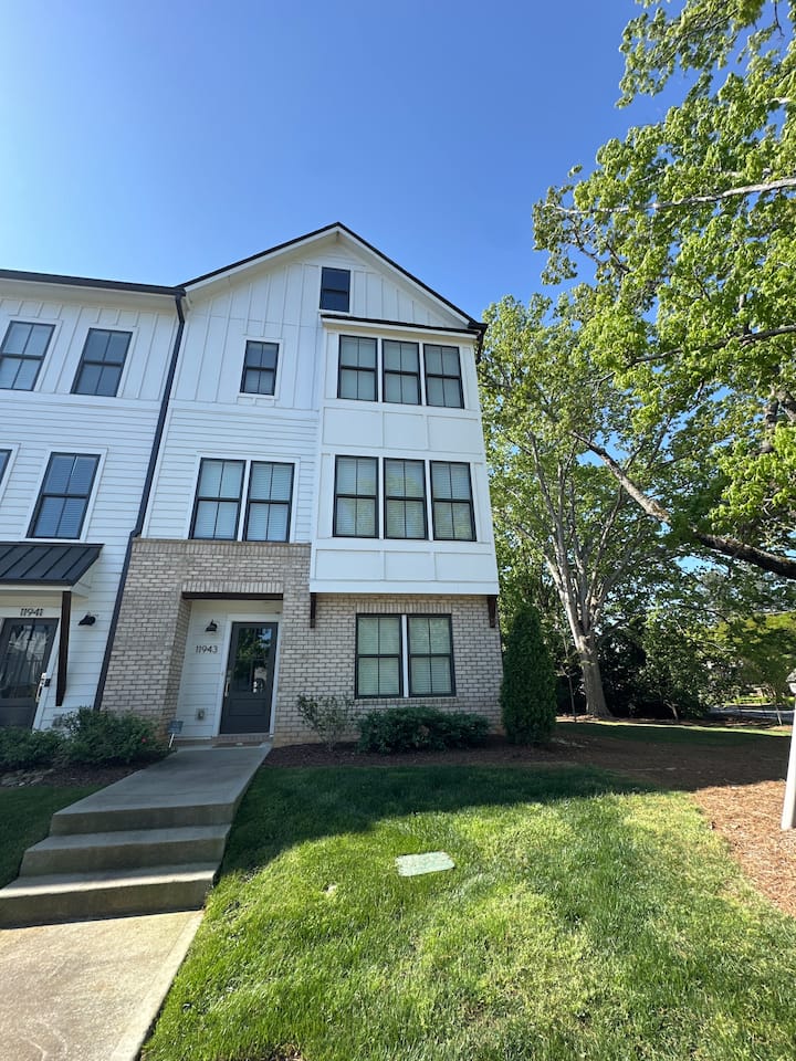 Modern Ballantyne Townhome - Charlotte, NC