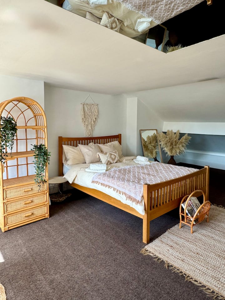 Double Bedroom In Birmingham - The Royal Town of Sutton Coldfield