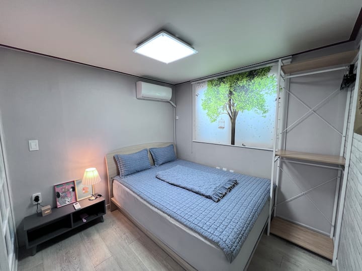 #넓은 투룸 #퀸침대 2개 #1~6명 #대전의 중심! #둔산동 인접 #무료주차~ #단기임대 - Daejeon