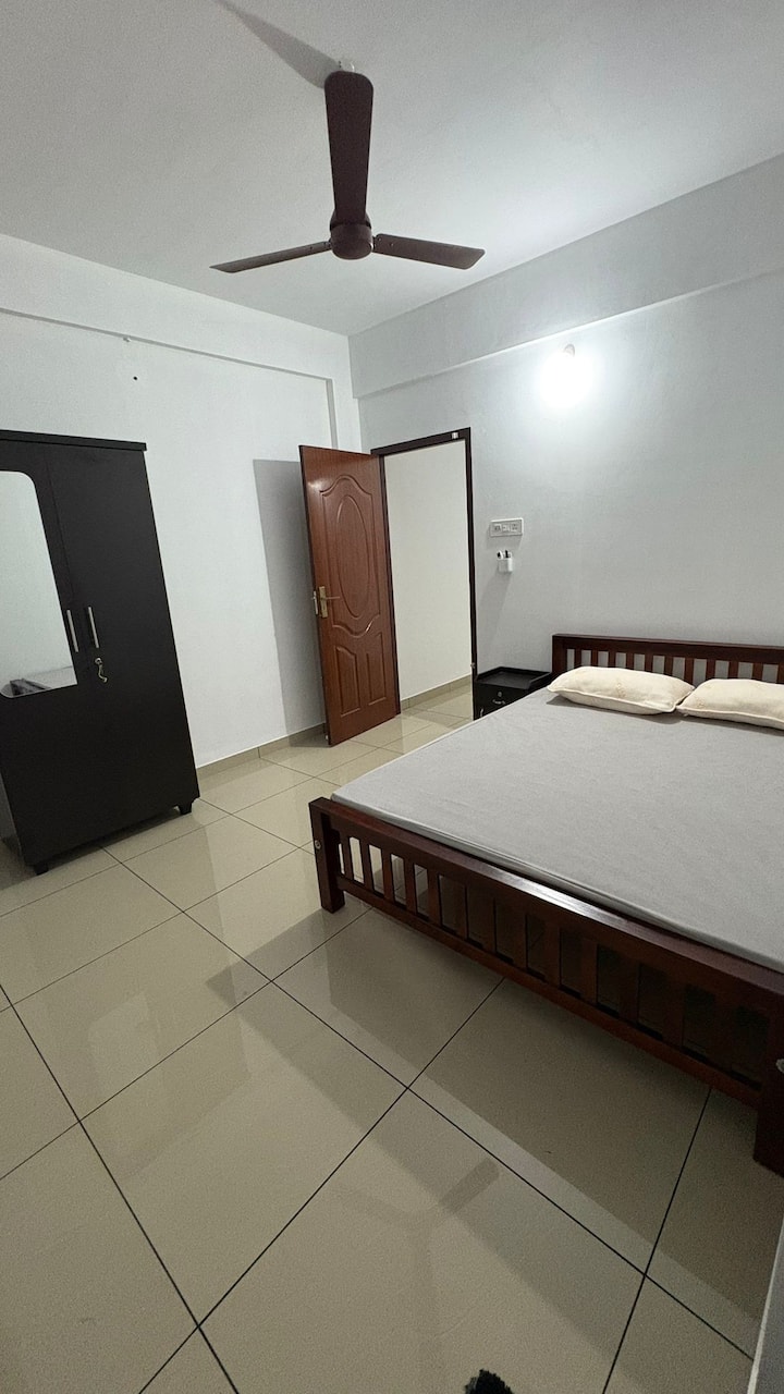 Budget Friendly 2bhk Near River With Balcony - Kochi