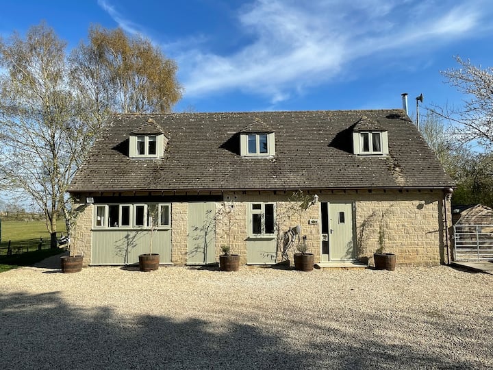 Lilly Pads Cottage
Rural Cotswold Fishing Lake - Chipping Norton