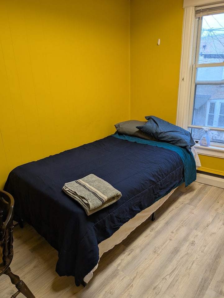 The Yellow Room With Twin Bed /Tv - Albany, NY