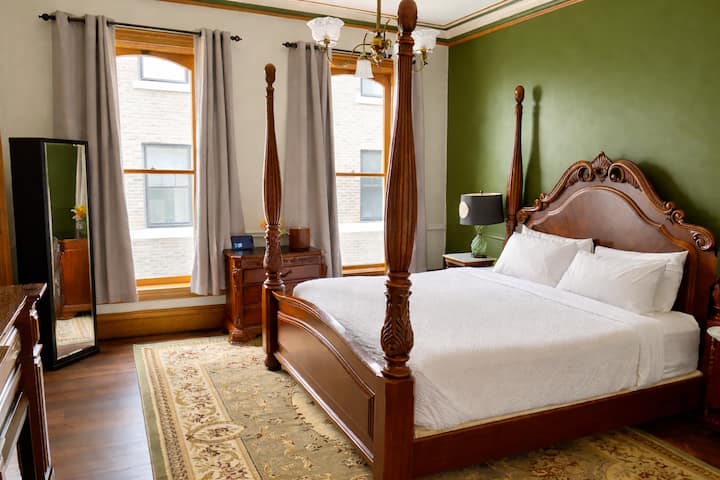 Boutique B&b Downtown | King Bed + Fireplace - Kalamazoo, MI