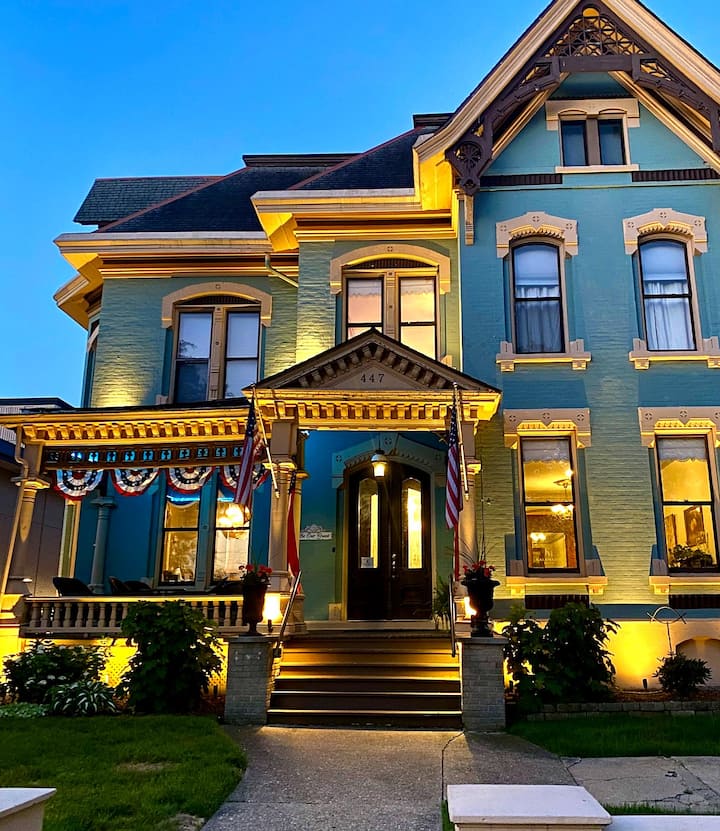 Boutique B&b Downtown | Queen Bed + Fireplace - Kalamazoo, MI