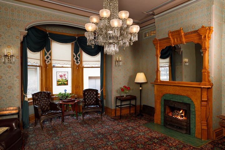 Top-rated B&b Downtown | Queen Bed + Breakfast - Kalamazoo, MI