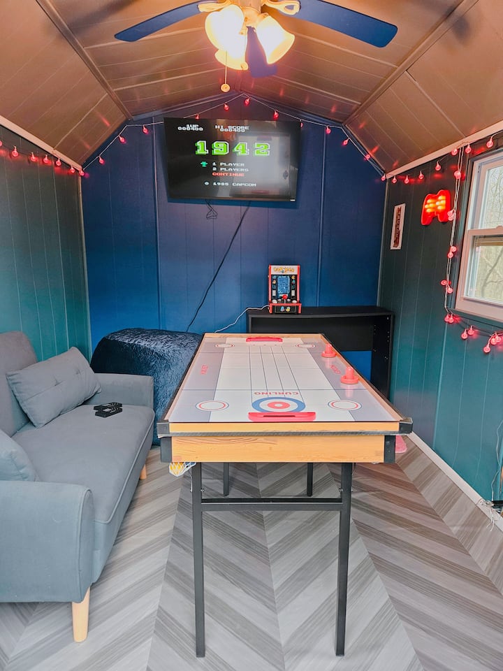 Mini Outdoor Game Room & Private Hot Tub Tiny Home - 莫斯科