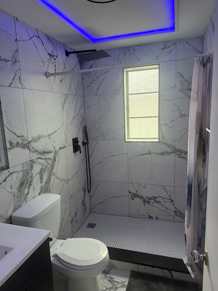 Minimalistic Studio On Brown - 代頓