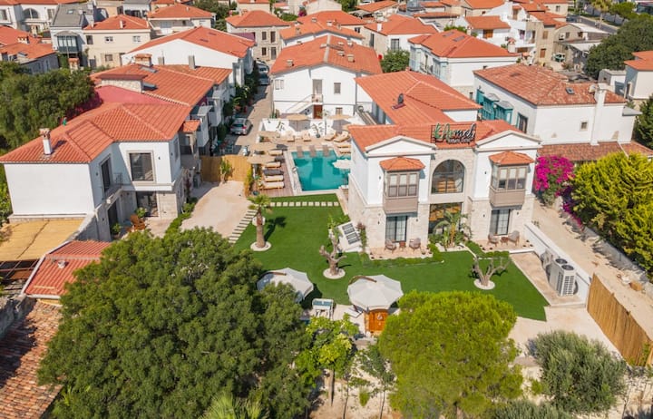 Alaçatı'da Isıtmalı Havuzlu- Balkonlu Otel Odası - Alaçatı