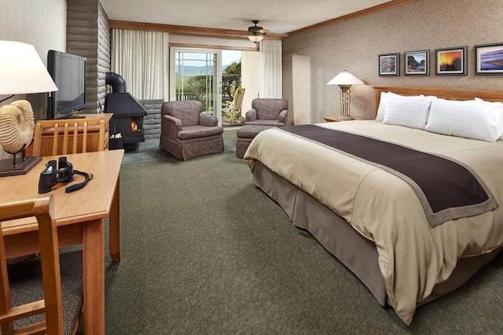 King Room | Fire Pits, Pools & Near Castle - San Simeon, CA