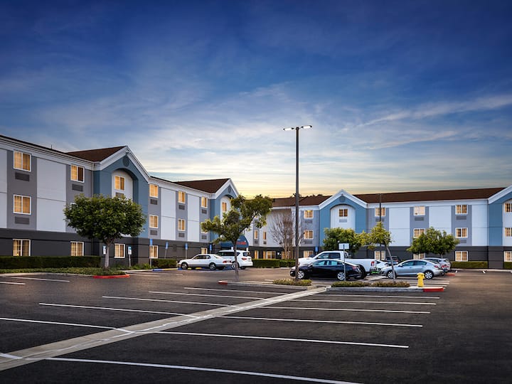 Affordable Stay W/ Full Kitchen, Pets Allowed! - Mission Viejo, CA