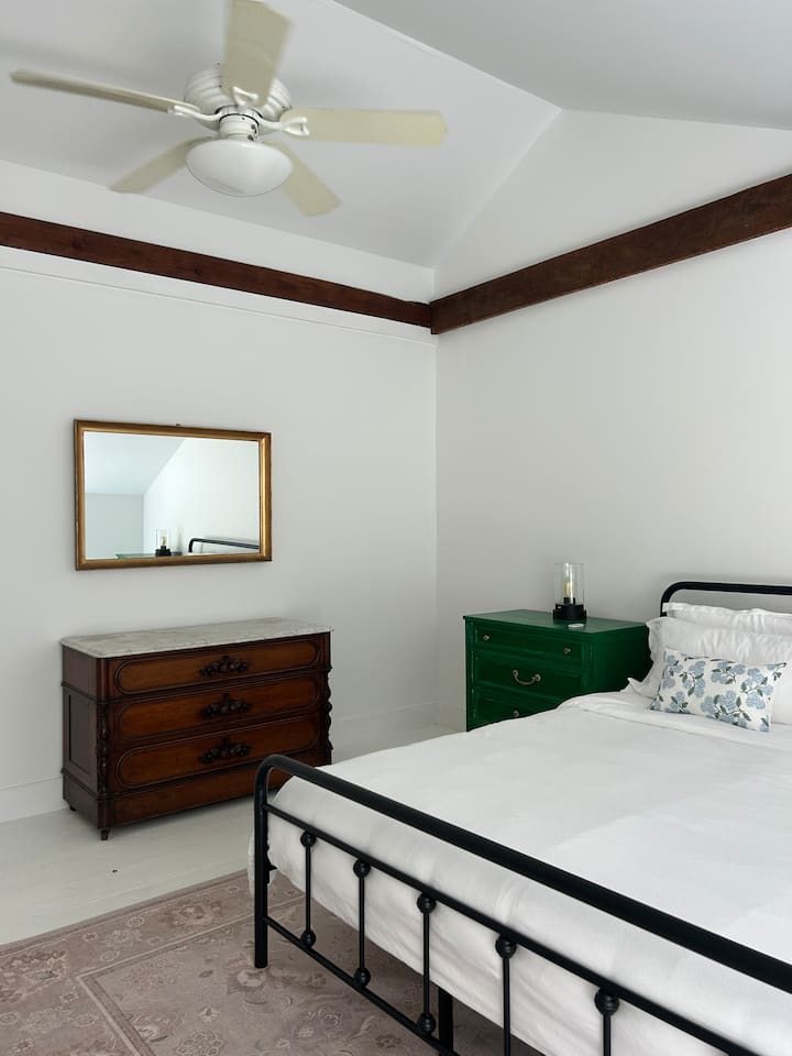 Charming Historic Getaway - Livonia, NY