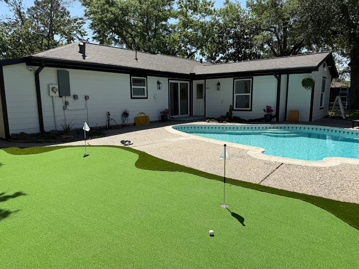 Farmhouse 5br Retreat Golf & Pool Houston Central - Houston, TX