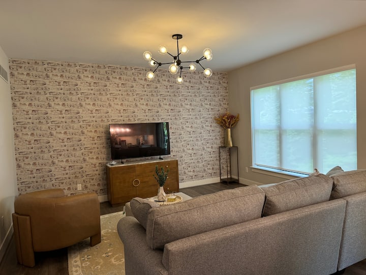 Cozy, Stylish, Central Location - Bloomfield Hills, MI