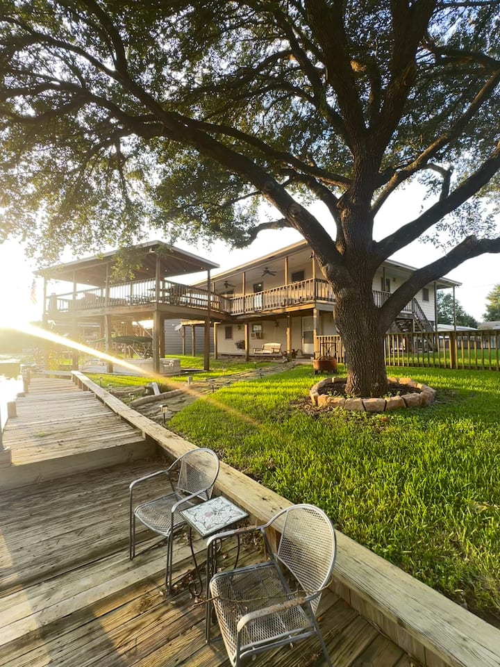 Cozy Lakefront Getaway! Bring Your Boat! - Willis, TX