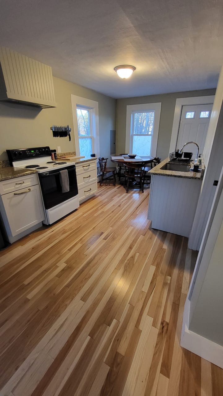 Fully Renovated Cottage - Lake Monomonac