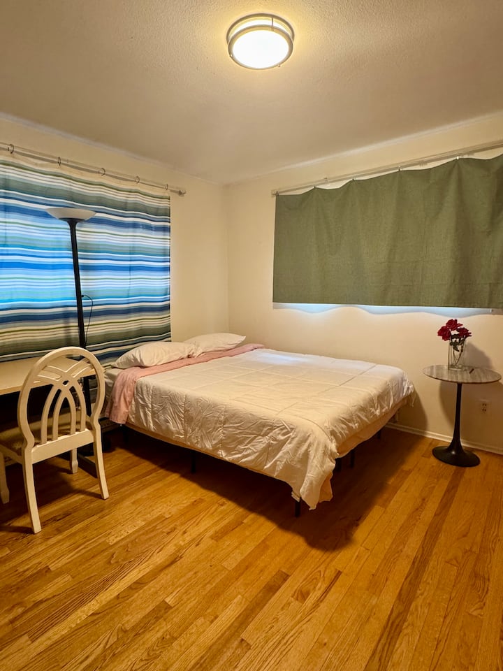 Room With Private Bath Near Bus - Woodinville, WA