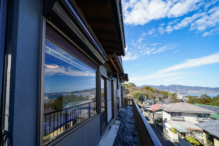 一棟丸貸/別府湾の絶景と天然岩風呂温泉/無料Wifi/ホームシアター/無料駐車場/キングベッド有 - 別府市