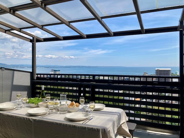 別府湾の絶景&岩風呂の天然温泉/無料駐車場2台/広々戸建/最大10名/全室オーシャンビュー - 別府市