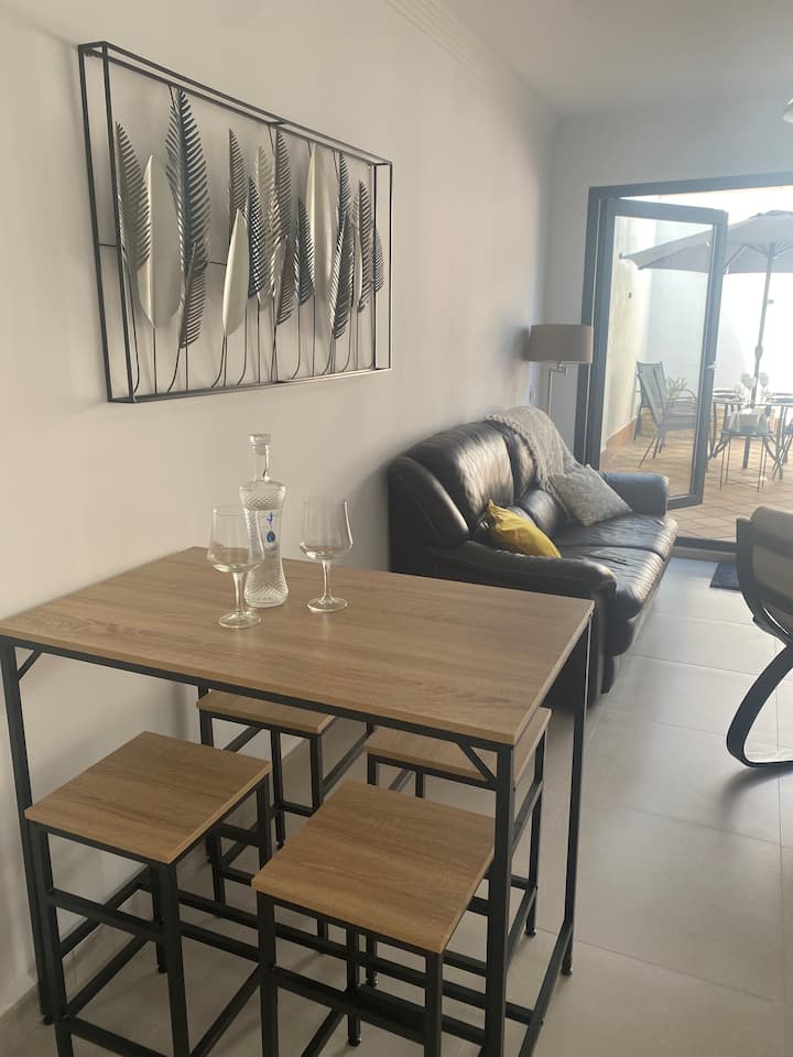 New Refurb, Modern 2 Bedroom, 2 Bathroom Apartment - Villablanca