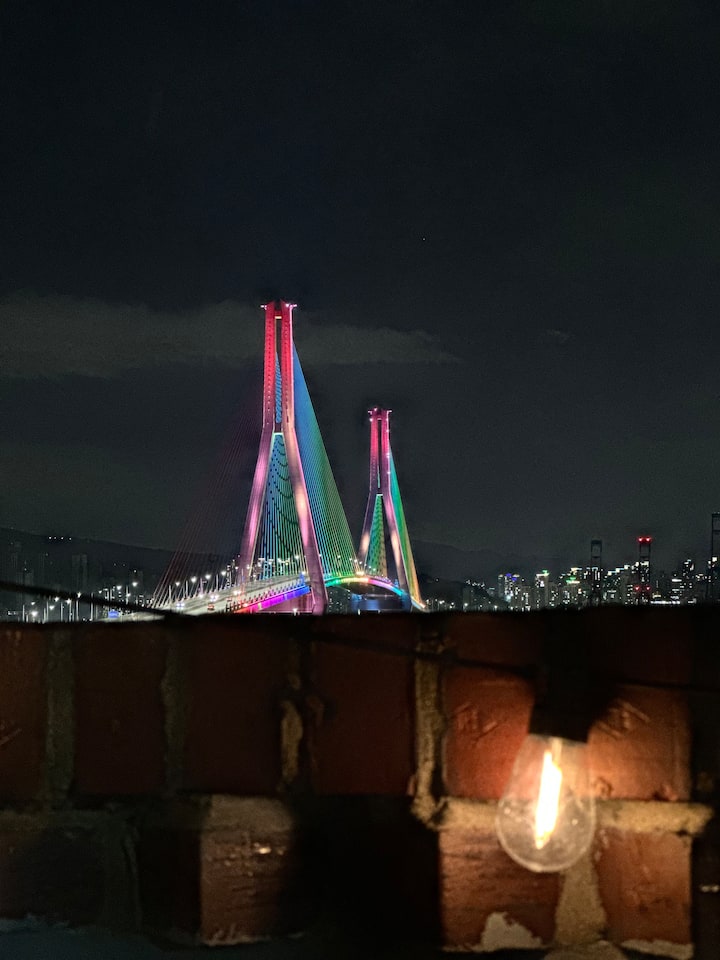 [영도앵가] 합법숙소 ㅣ 친구,연인ㅣ2인ㅣ루프탑자쿠지ㅣ온수무료ㅣ 북항대교뷰 L 큰길가 위치 - Busan