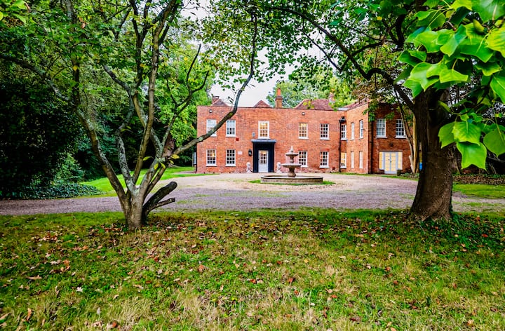 Royal Windsor Grand Estate 
Private 5 Acre - Slough