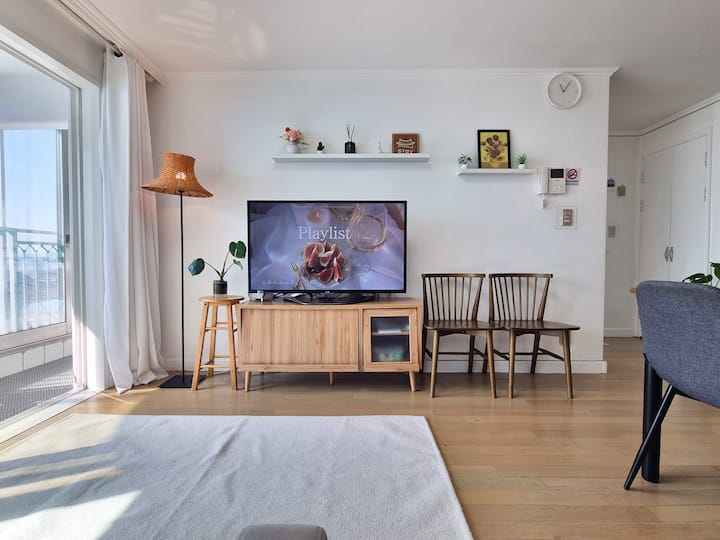 평택역 5분｜캠프 험프리스 10분｜8인 가능｜강뷰 가족숙소｜깔끔한 감성하우스 - Pyeongtaek-si